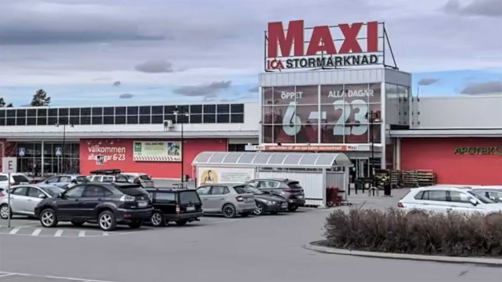 Maten säljs ut efter takraset på ICA Maxi | nu.se