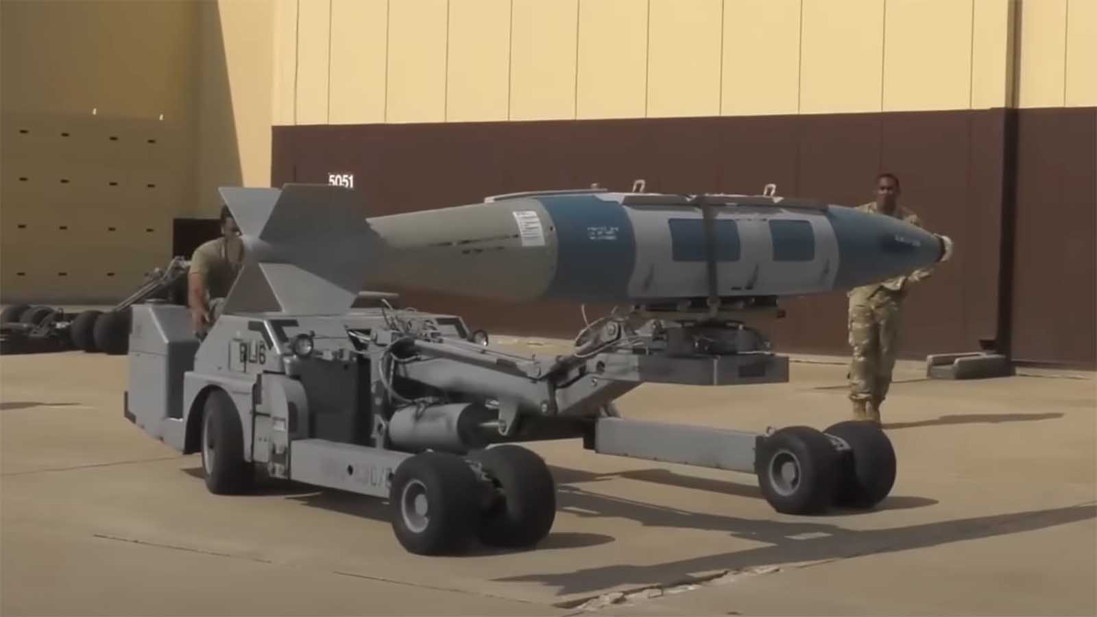 Inifrån hangaren som döljer världens dyraste bombare | nu.se